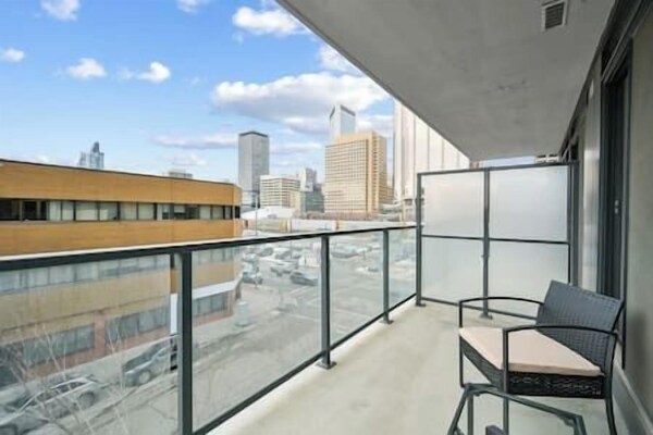 King Bed | Foosball | Ac | Gym | Central Downtown - Calgary