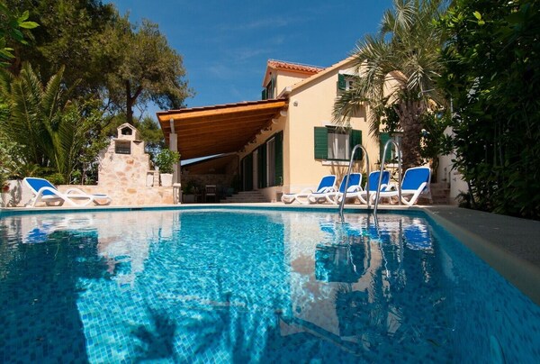 New! Exclusive Beachfront Villa With Pool For 8 At Island Brač - Supetar