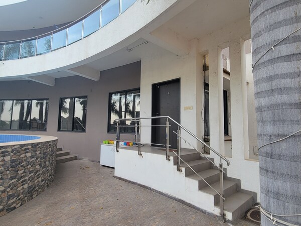 Resort Villa With 8 Bedrooms, 9.5 Bathrooms, Swimming Pool,  Gazebo,  Barbeque - 納迪亞德