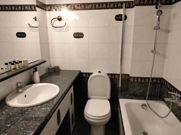 Spacious Apartment, 2min Walk To The Acropolis, 300m Away From Metro Station! - 雅典
