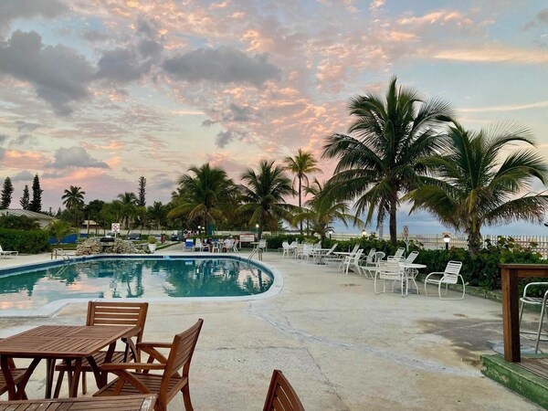 Coral Beach Retreat. Garden View. Steps From Pool & Beach. 1 Mile To Port Lucaya - Freeport