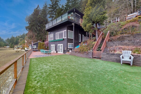 Waterfront Oyster Farm Retreat With Putting Green, Perfect For Hosting - Hoodsport, WA