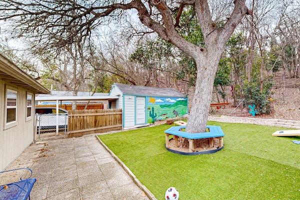 Cozy Colorful Home With Living And Play Room, Patio With Bbq & Backyard - Kerrville, TX