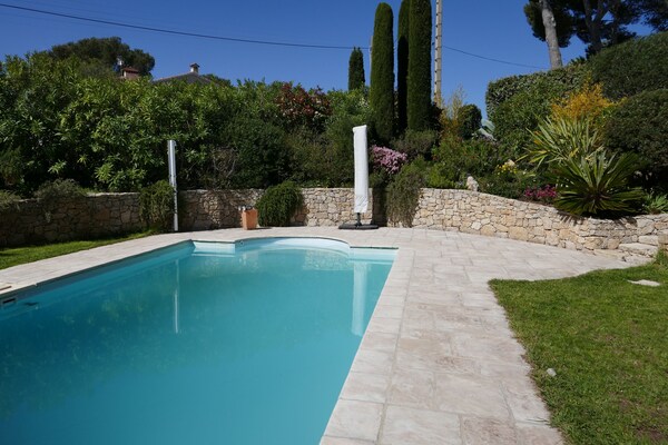 Beautiful House, Very Well Located, Sleeps 4 To 10, With Swimming Pool And Air Conditioning. - Fréjus