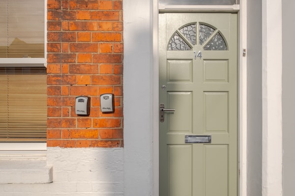 Comfy, Stylish 3 Bed Townhouse - Northampton