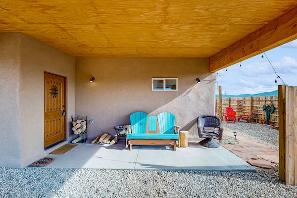 Colorful Music-themed Home With Mountain Views, Hot Tub, Woodstove & Wifi - Taos, NM