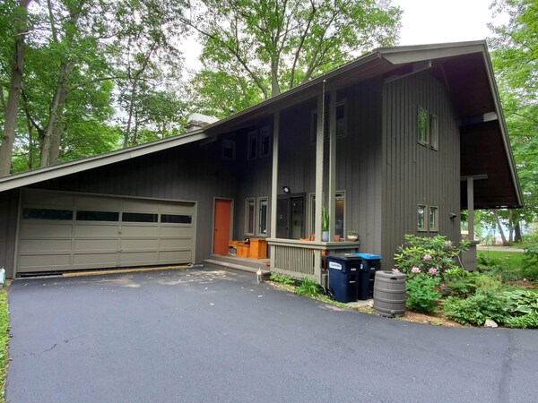 Unique 2-bedroom House Near Lake Champlain - Colchester