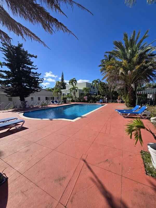Bayview Paradise Palms 2-bedroom Condo - Nassau