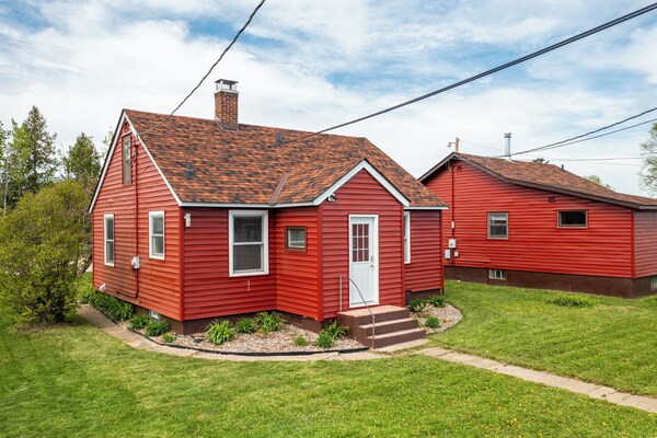 Camp Street Haven: 2-bedroom Peaceful Getaway - Ely, MN