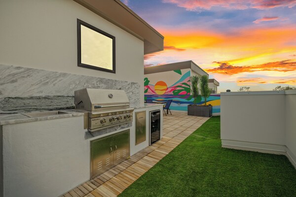 Luxury Coastal Modern Sunset Oasis With Beautiful Rooftop - Dunedin, FL