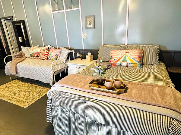Nostalgic Fun In Canton, Tx - Sleeps 5 - Canton, TX