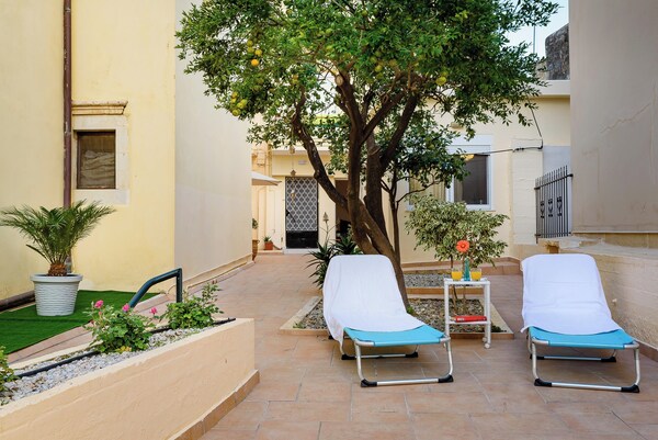 Home In Beating Heart Of Old Town, With Parking! - Chania