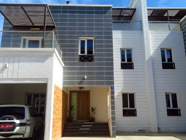 Spacious 5-bedroom Villa Near The Beach,close To Airport With Wifi, Ac In Muscat - Muscat