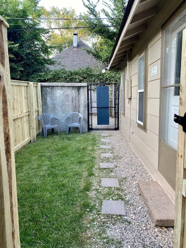 The Back House - Midtown Memphis Guest House With Private Entrance & Backyard - Memphis, TN