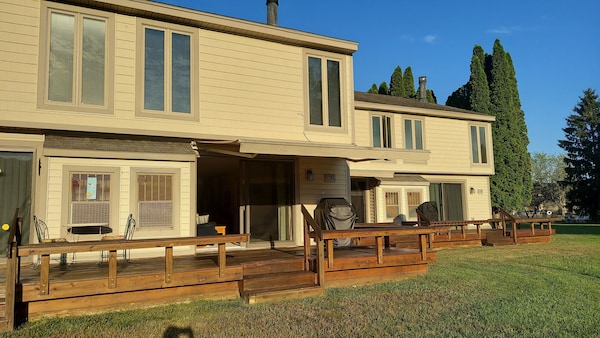 2 Bedroom Family Condo, Outside Pool, 2 Miles To Lake Mi - Glen Arbor, MI