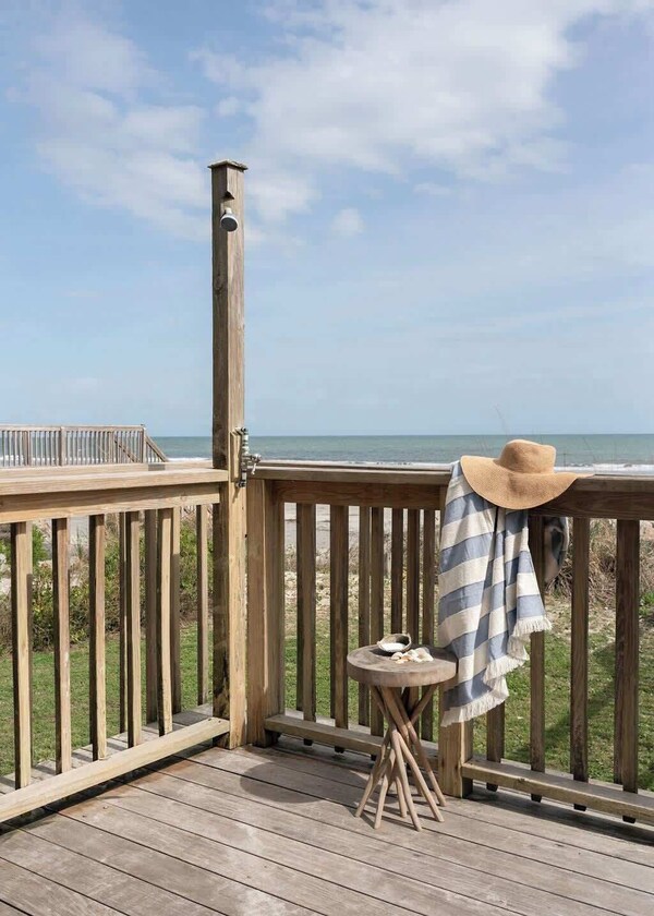Oceanfront 7-bed Home With Grass Backyard & Grill - Charleston