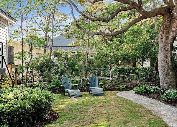 Bright 3-bed Cottage W/ Grill, Steps To The Beach! - South Carolina