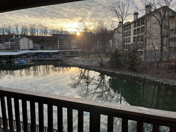 Waterfront Retreat - Cozy Condo With Balcony Views - Sunrise Beach, MO