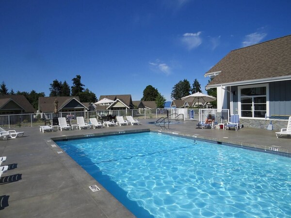 Qualicum Landing Beachside Home - Sleeps 6 - Vancouver Island