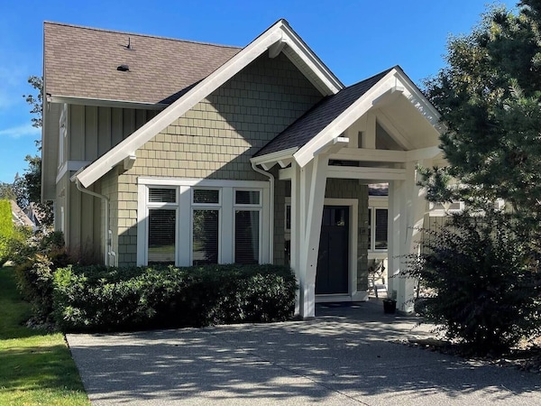 Qualicum Landing Seaside Escape - Sleeps 6 - Vancouver Island