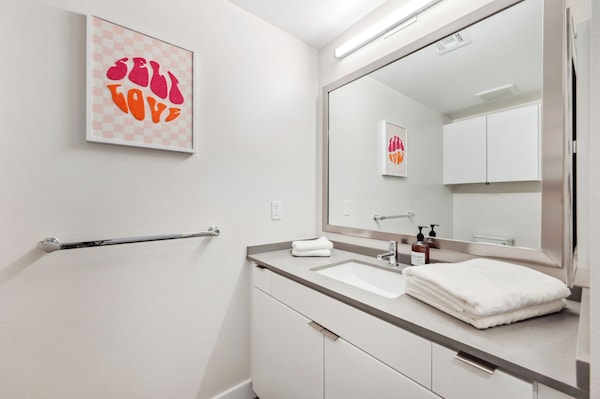 Luxurious 1bd Apt In Hollywood W/free Parking, Pool, Gym - Beverly Hills, CA