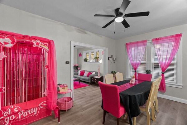 Barbie's Dreamhouse - Sleeps 6 Near Botanical Gardens & Tower Grove Park - Kirkwood, MO