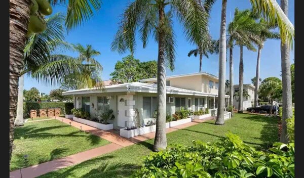 Beach Haven - 1 Bedroom Walk 2 Beach, Restaurants, Shops... Pets Ok - Close To F - Deerfield Beach, FL