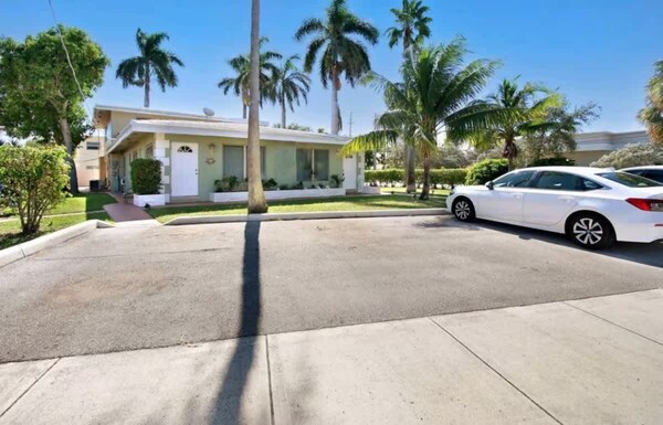 Beach Oasis - Walk 2 Beaches, Restaurants & Shops... Pets Ok - Deerfield Beach, FL