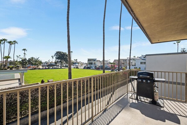 Beachside Home By The Park And Sea - Newport Beach, CA