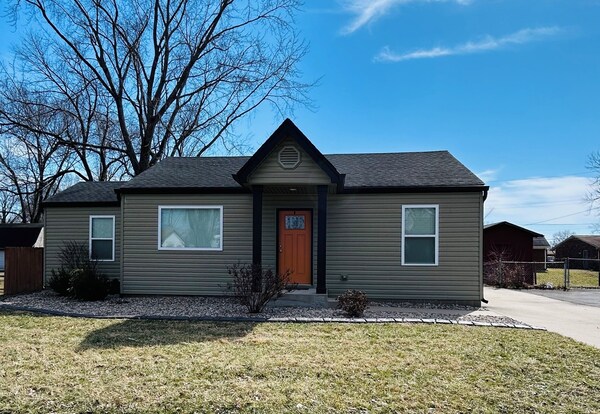 Charming 3-bedroom 5 Min To Louisville Close To Churchill Downs And Expo Center - Charlestown, IN