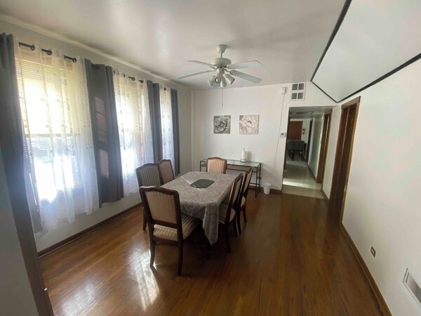 Smokers Preferred-spacious 3-bedroom Apartment With Wifi, Ac In Awesome Chicago - Chicago, IL
