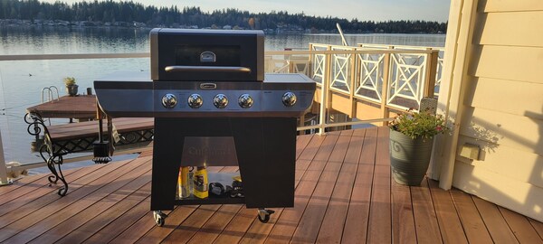 Unique Lake Goodwin Waterfront Cabin With Private Hot Tub And Boat Moorage - Whidbey Island, WA