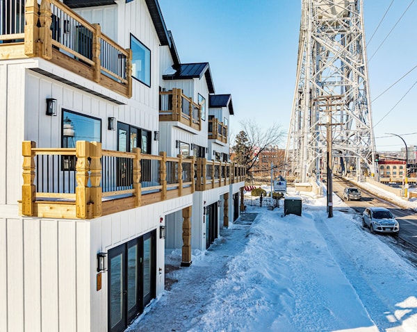 Luxury Condo W/ Beach Access | Dragestil 715-2 - Duluth, MN