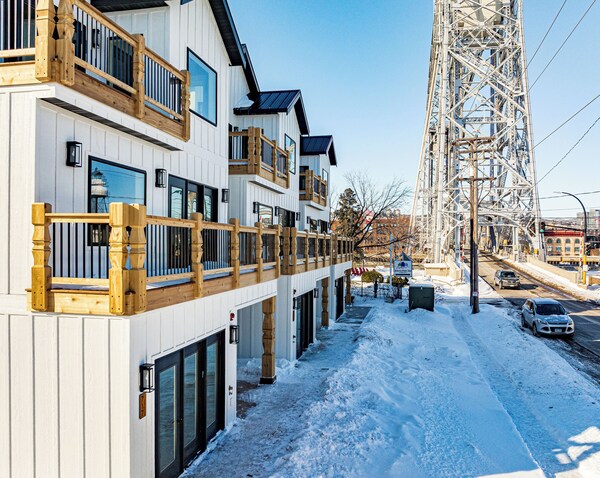 Luxury Condo W/ Beach Access | Dragestil 715-3 - Duluth, MN