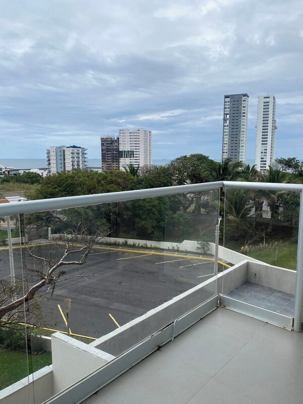 Precioso En Zona Exclusiva Muy Cerca De Las Mejores Playas Y Zonade Más Ambiente - Boca del Río