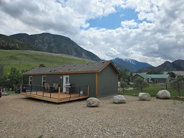 10-7 River Cabin - Nye, MT