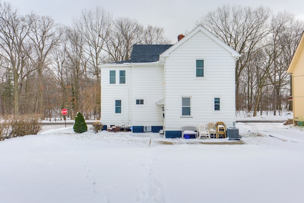 11 Mi To Dtwn Cleveland: Family Home W/ Yard - Northfield, OH