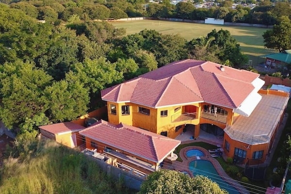 Regina Francesca Villa. Entire - Victoria Falls