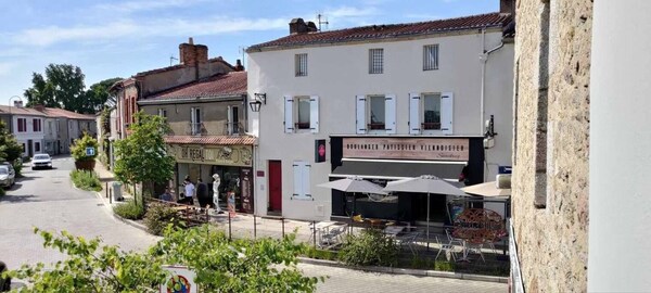Duplex In Charming Neighborhood Overlooking Chateau, Close To Downtown And All Amenities - Clisson