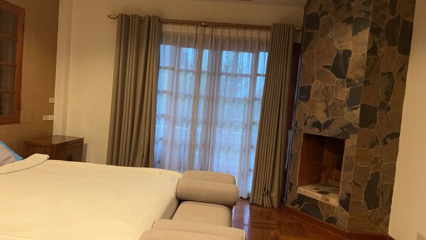 Charming 4-bedroom Bed & Breakfast With Ac, Wifi In Tranquil Chiang Rai - 치앙라이