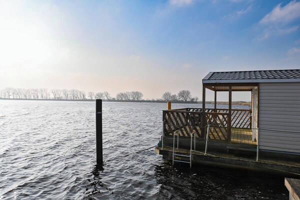 Hausboot 2 An Der Eider  Dein Schwimmendes Mini-ferienhaus Mit Flussblick - Friedrichstadt