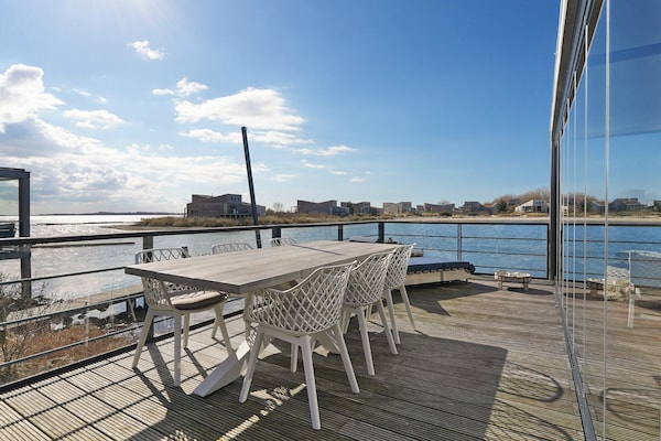 The Terraces Of A 4-person Villa Super Vip Are Located Directly By The Water, With Access To A Private Swimming Pier, Jacuzzi And Infrared Sauna. - Scharendijke