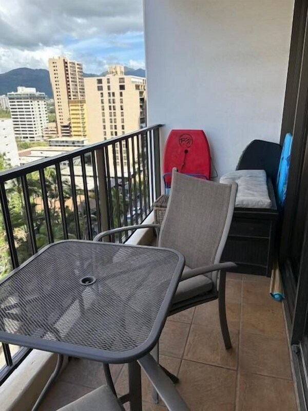 Waikiki Banyan 1 Bedroom With Parking! - Honolulu, HI