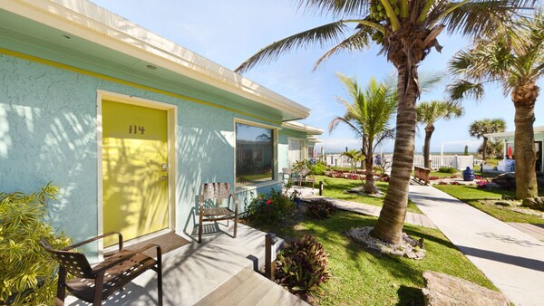 New Listing! 2br Unit At Oceanfront Complex W/heated Pool And Hot Tub In Cocoa Beach - Cocoa Beach