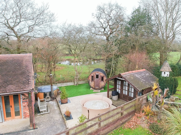 Charming 2-bedroom Cottage In The Countryside Birmingham With Hot Tub, Sauna - Birmingham