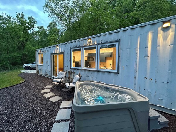 The Container Den - Shipping Container Cabin With Hot Tub - Wifi - Great View! - Slade, KY