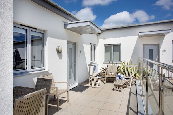 Spacious Sea View Apartment | Sleeps 8 | Dog-friendly | Pool Access - Perranporth