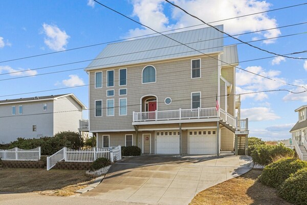 "A Stroke Of Genius"-oceanfront Retreat Where Creativity Meets Coastal Luxury - Emerald Isle, NC