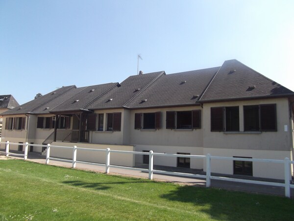 Gîte De Groupe Avec Salle De Réception En Centre Ville Dans Un Cadre Verdoyant. - Eure