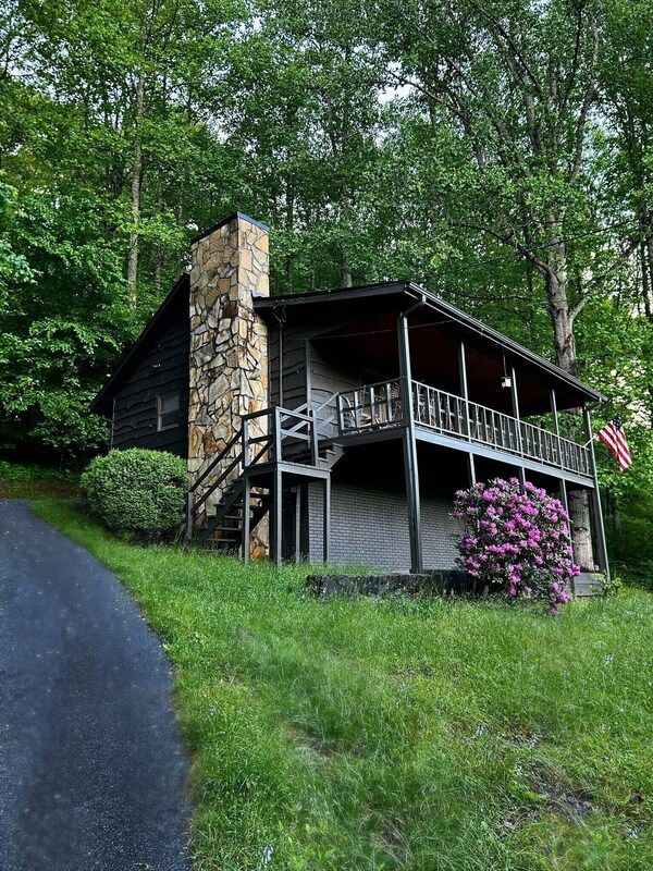 Stunning Smoky Mountain Views: Cozy Cabin On 8 Private Acres In Franklin, Nc - North Carolina